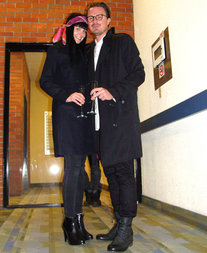 Cute Lobby Couple | Shedoesthecity